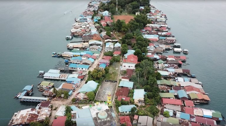 Kota Tua di Pulau Kecil (Documentary) – Bintoro Suryo